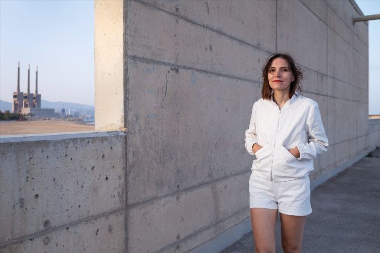 常に進化をし続けるフランス人アーティストCécile SchottによるColleenの通算8作目となる新作アルバム『Le jour et ...